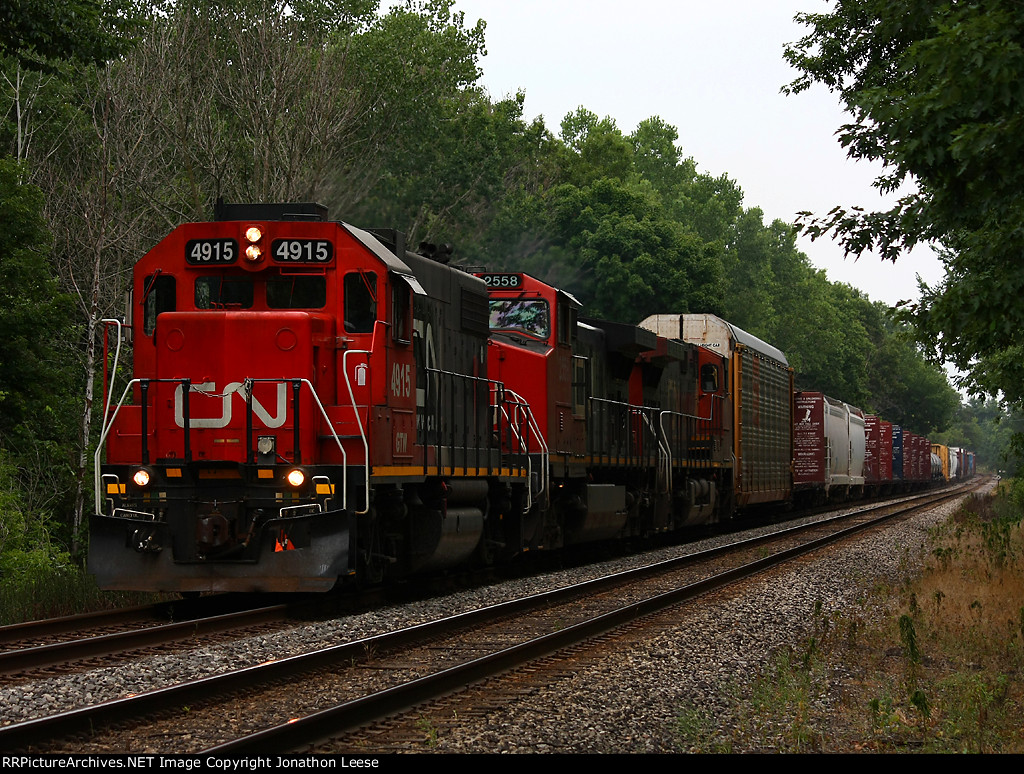 GTW 4915 is in the lead of 2 Dash 9's on M391